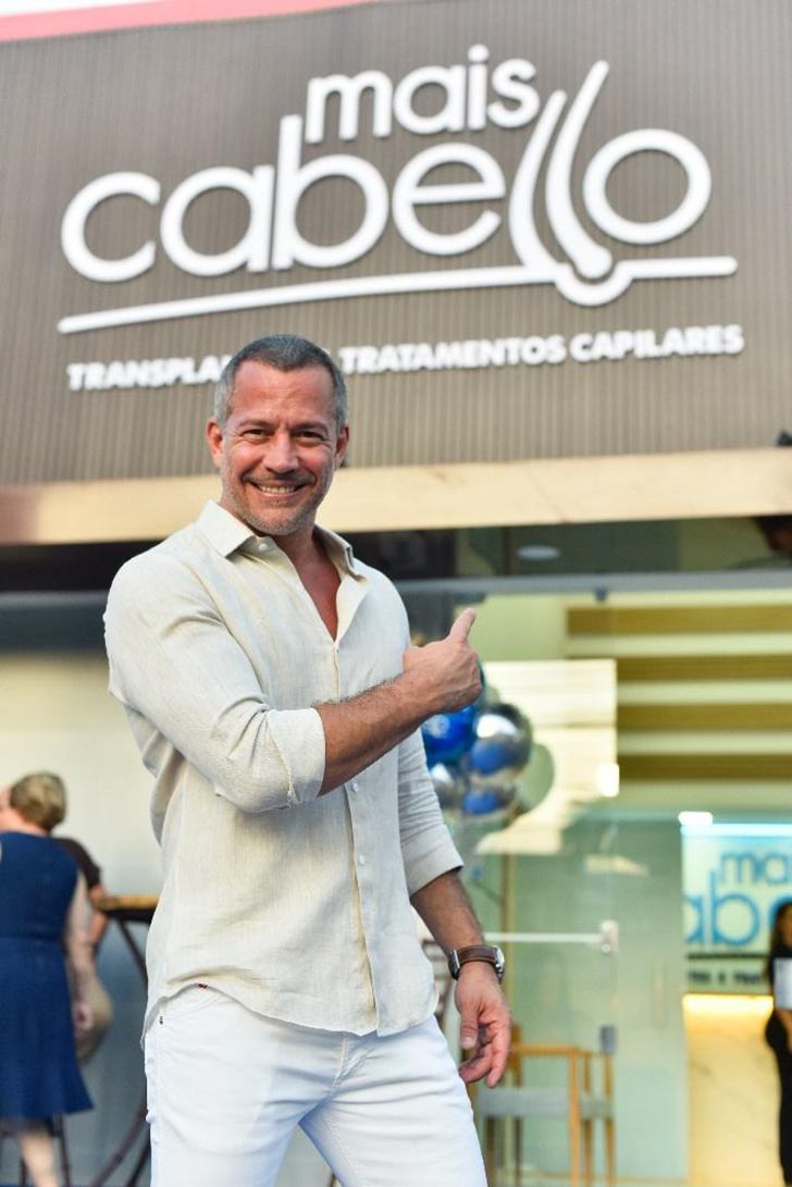 Ator Malvino Salvador inaugura clínica capilar em Ribeirão Preto ...