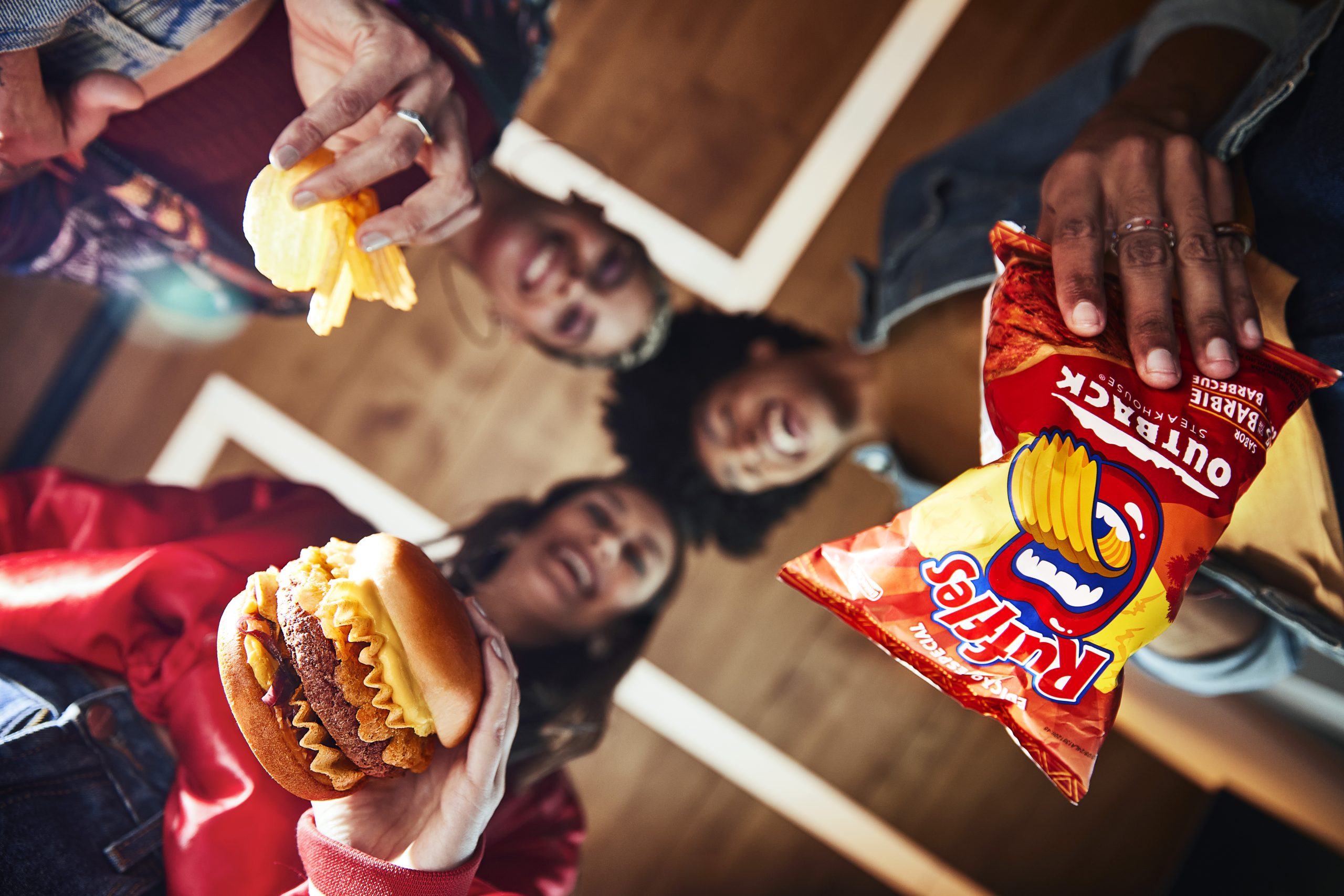 OUTBACK LANÇA NOVO BURGER EXCLUSIVO COM RUFFLES® SABOR COSTELA BARBECUE ...